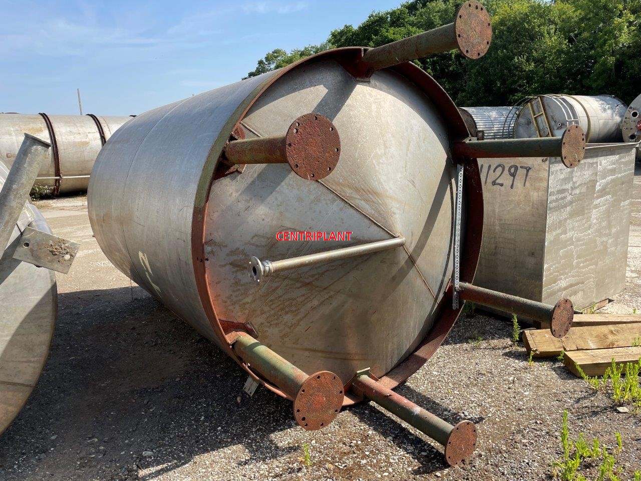 12690 - 1,250 LITRE STAINLESS STEEL SQUARE CONICAL BASE TANKS ...