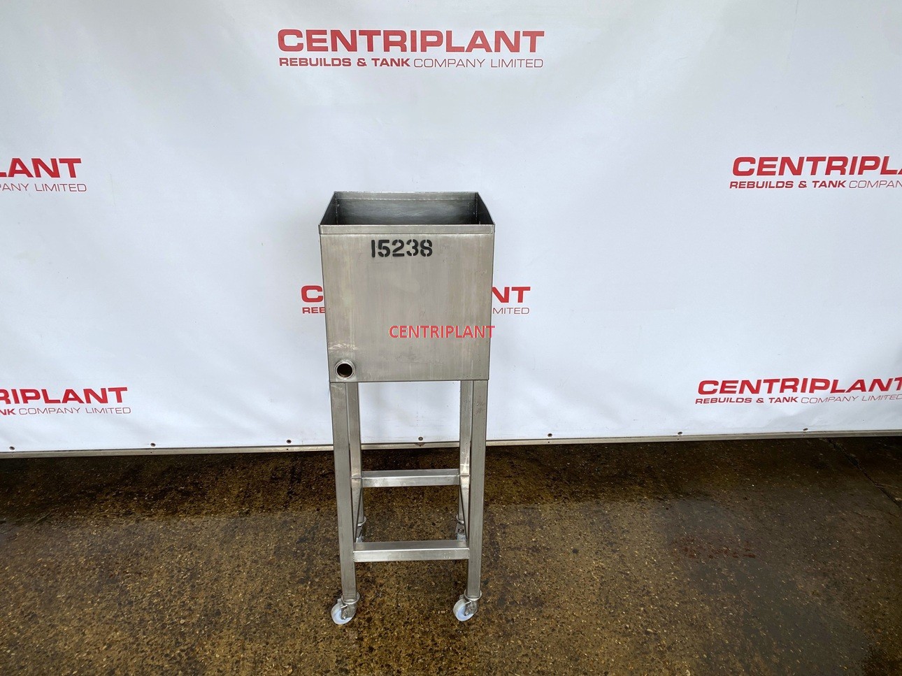 15238 - 122 LITRE STAINLESS STEEL HEADER TANK WITH FOUR BUTTERFLY VALVE ...